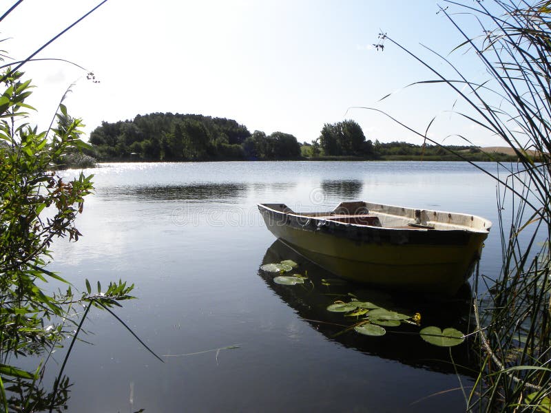 Boot auf See stockbild. Bild von orange, strand, stimmung - 123387175