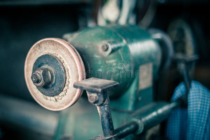 Schleifer in Der Alten Werkstatt Stockfoto - Bild von metall, unschärfe ...