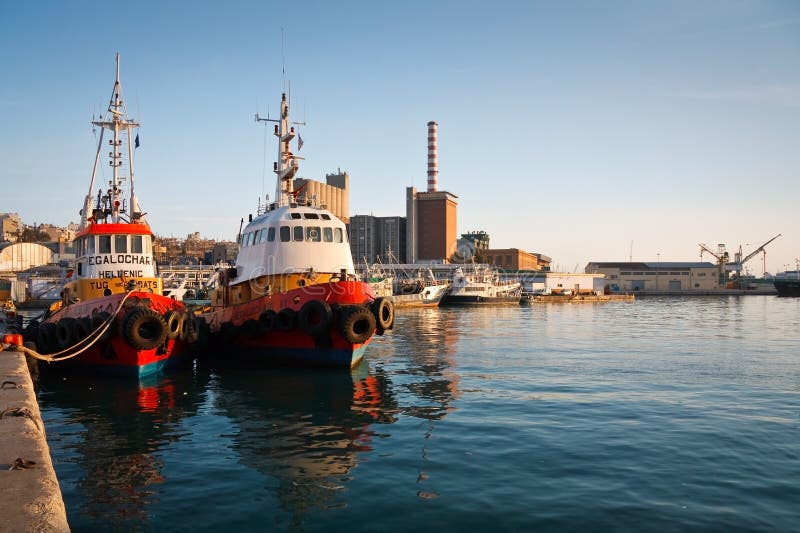 Schlepper Im Hafen Von Piräus, Athen Redaktionelles Stockfotografie ...