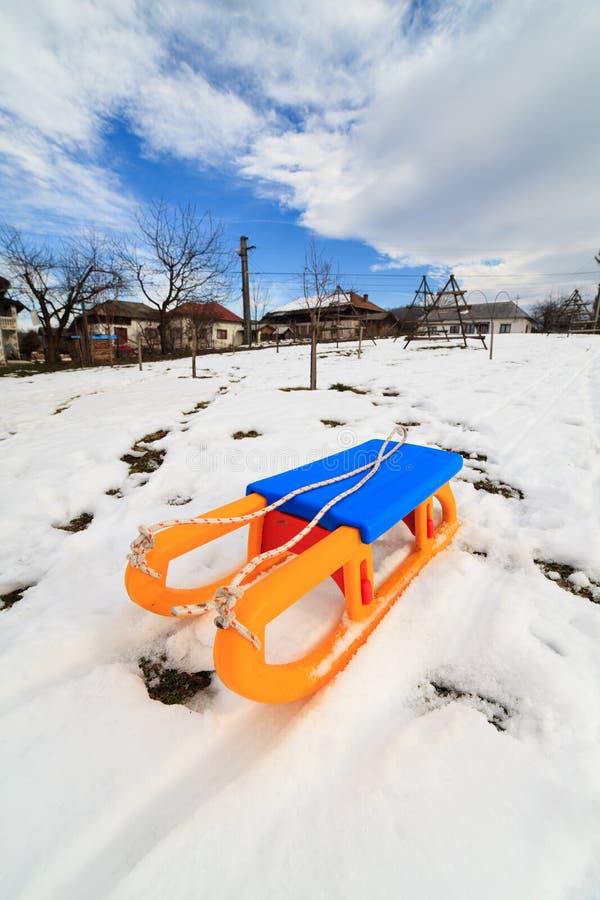 Schlitten in Der Landschaft Stockfoto - Bild von schlitten, rasen: 18215044