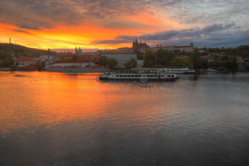 Schloss Prags, Die Moldau-Fluss Und Prag- Stockbild - Bild von ...