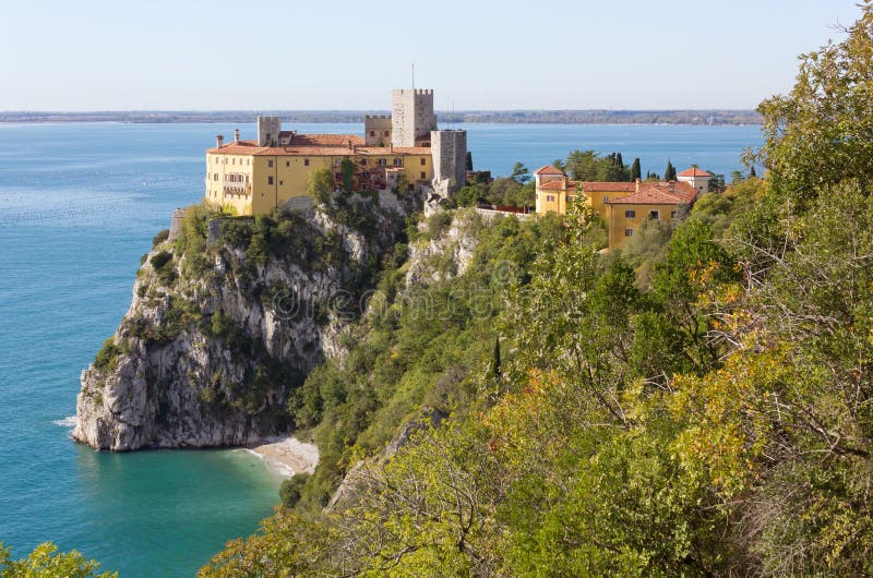 Schloss Duino Und Hafen Monfalcone Mit Gebirgsalpen in Italien Stockbild - Bild von schacht ...
