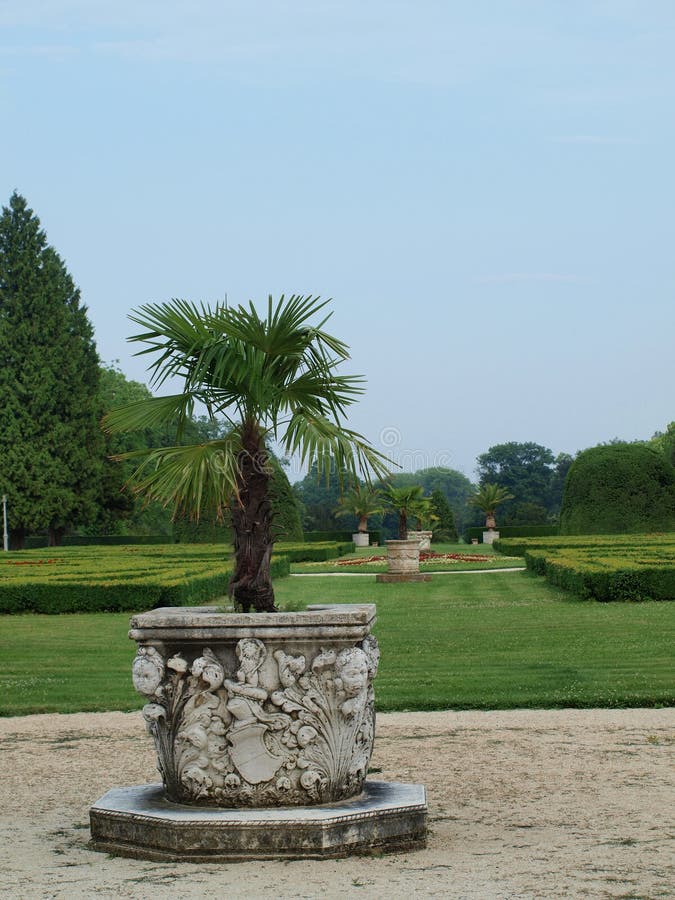 Schlossgarten stockbild. Bild von blume, denkmäler, grün - 29687249