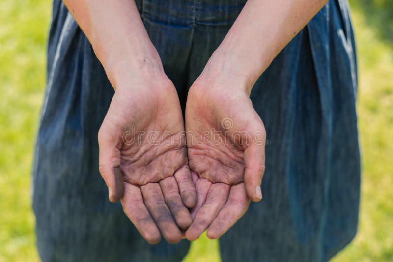 Frau bedeckt im Schmutz stockfoto. Bild von kurzschluß - 36565518