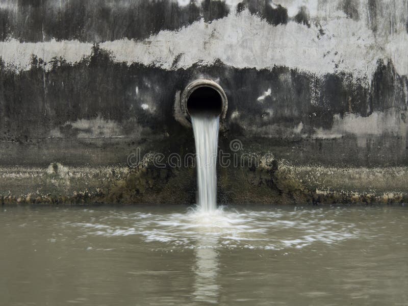 Schmutziger Abfluss, Der Einen Fluss Verunreinigt Stockfoto - Bild von ...