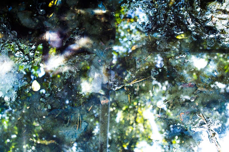 Wasser Mit Moos in Den Roten Felsen Stockfoto - Bild von hügel ...