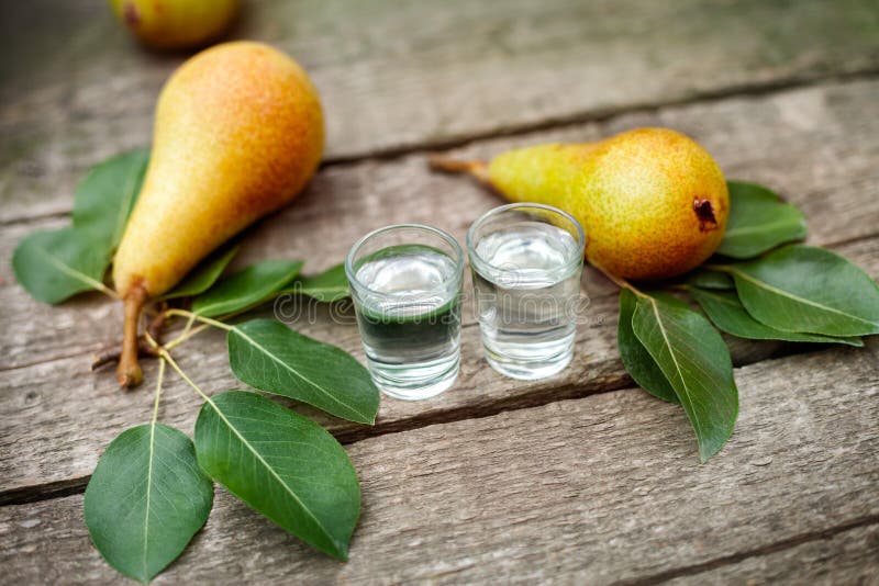 Birnen Und Flasche Mit Birnenweinbrand Stockbild - Bild von frisch ...