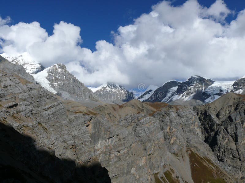 Schnee Bedeckte Berge - Von Thorong Phedi, Nepal Mit Einer Kappe ...