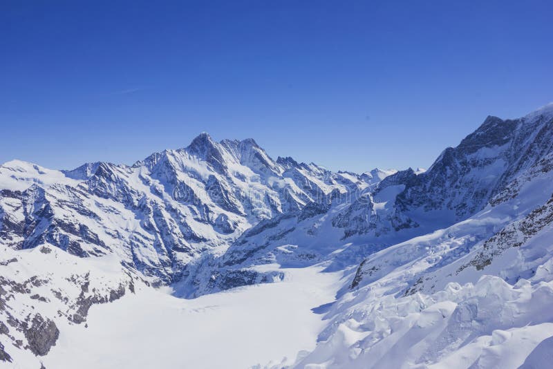Schweizer Alpen im Winter stockfoto. Bild von europa - 57091040