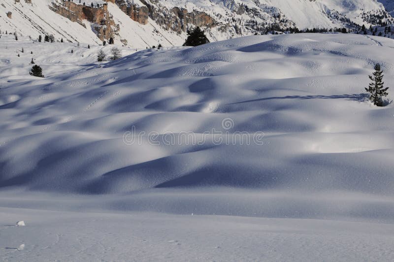 Schneedünen stockfoto. Bild von funkeln, winter, schatten - 18191708