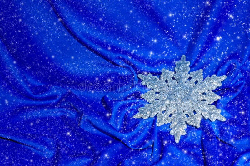 Schneeflocke Auf Einer Blauen Seide Mit Scheinen Stockfoto - Bild von ...