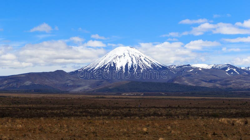 Ngauruhoe Vulkan, Neuseeland Stockfoto - Bild von szenisch, montierung ...