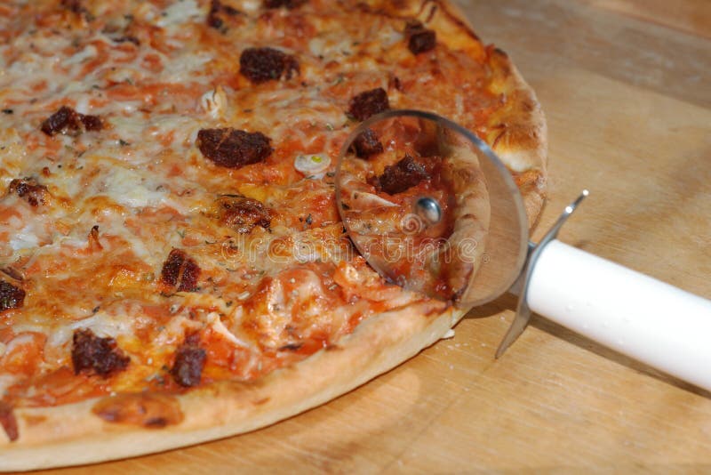 Schneiden einer Pizza stockfoto. Bild von italienisch - 36945806