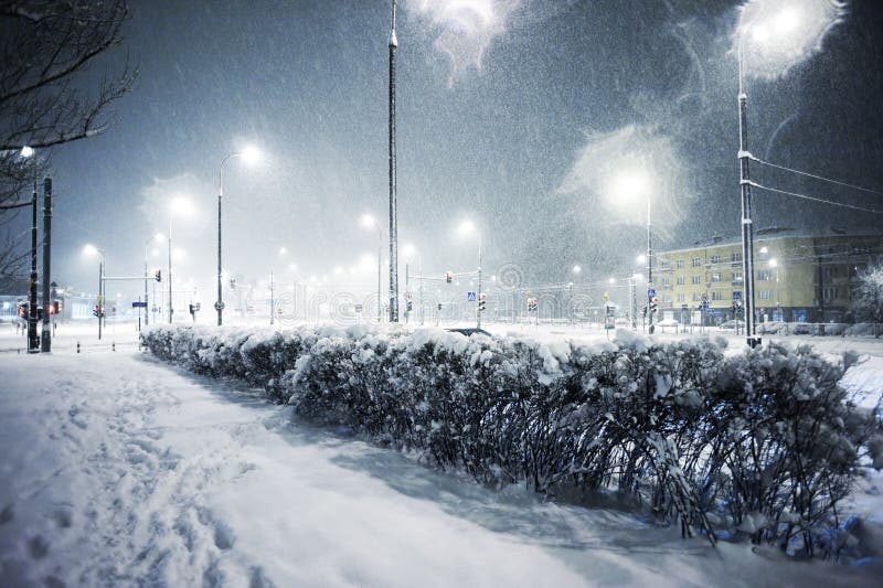 Schneien in der Stadt stockfoto. Bild von städtisch, schnee - 14337608