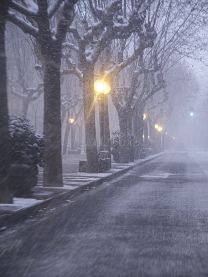 Schneien in der Stadt stockbild. Bild von schönheit, wolke - 83913851