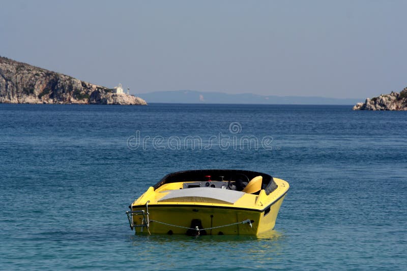 Schnelles Boot in Meer stockbild. Bild von felsen, kirche - 209789