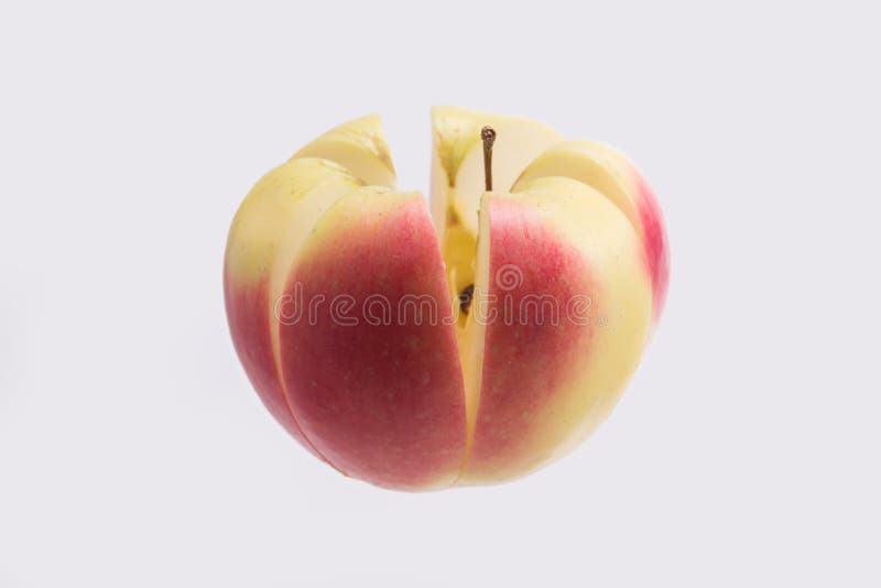 Roter Apfel Geschnitten Auf Teile Stockbild - Bild von kreis, element ...