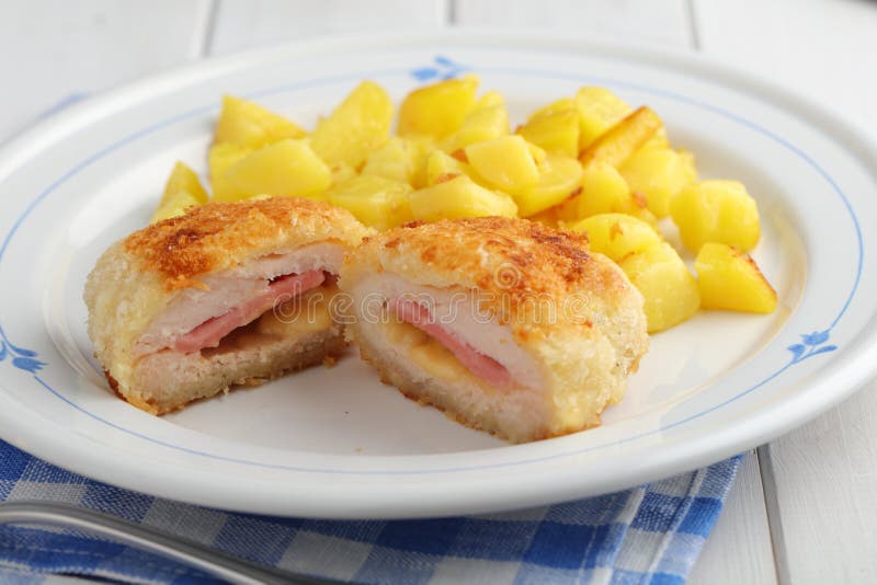 Schnitzel Cordon Bleu Met Aardappel Stock Foto - Image of gepaneerd ...