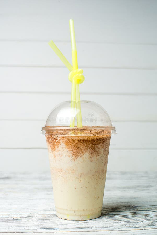 Schok in Een Plastic Kop Met Stroop Stock Foto - Image of vrucht ...