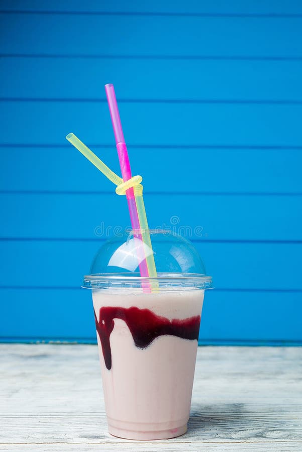 Schok in Een Plastic Kop Met Stroop Stock Afbeelding - Image of calorie ...