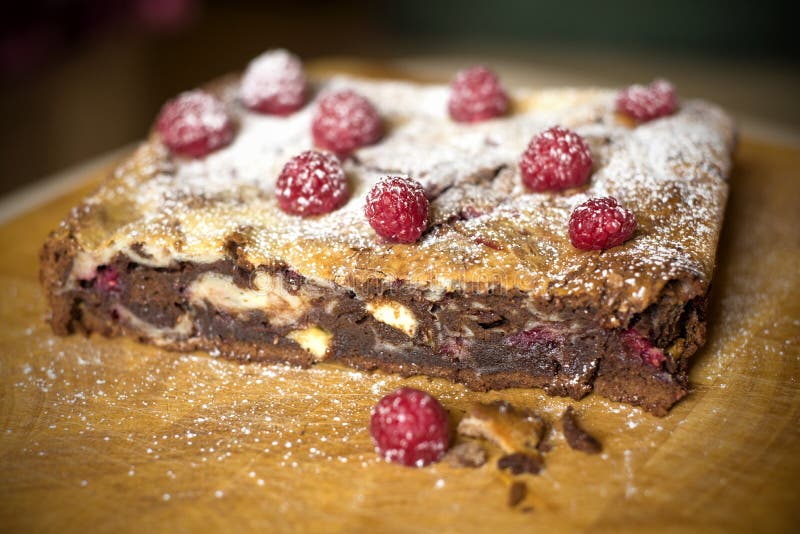 Schokoladenkuchenkuchen Mit Himbeeren Stockfoto - Bild von nachsicht ...