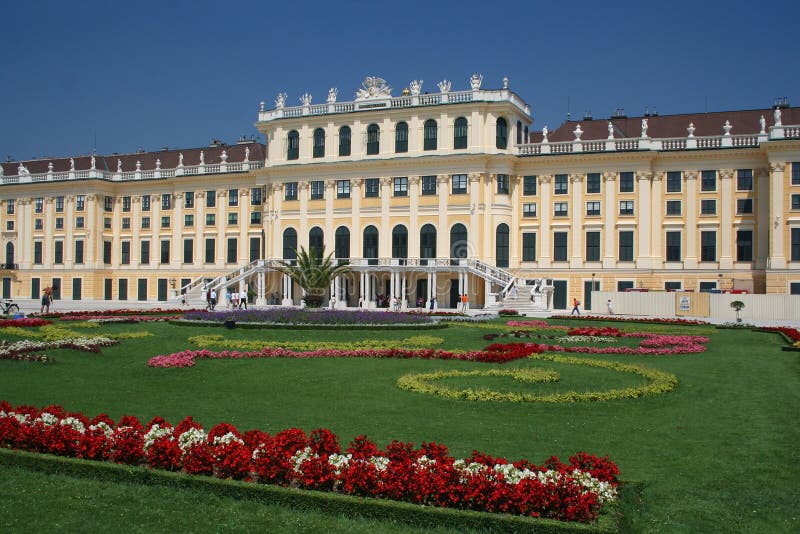 Schonbrunn Palace in Vienna Editorial Photo - Image of attraction ...
