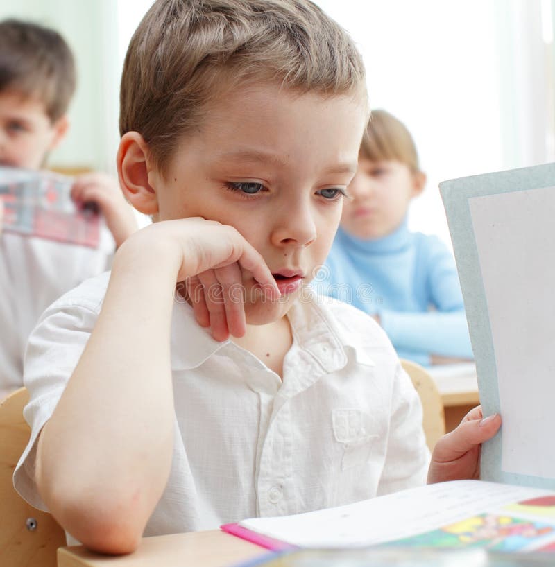 Schoolkind in een klasse stock foto. Image of bureau - 15167616
