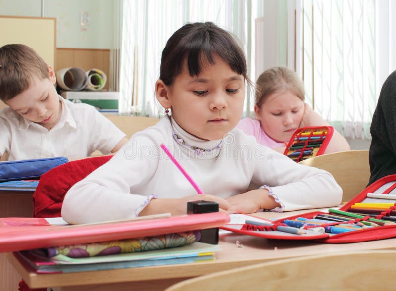 Schoolkind in een klasse stock afbeelding. Image of schooljongen - 18917469