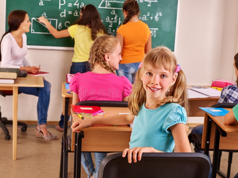 Schoolkind met leraar stock afbeelding. Image of meisje - 52683463