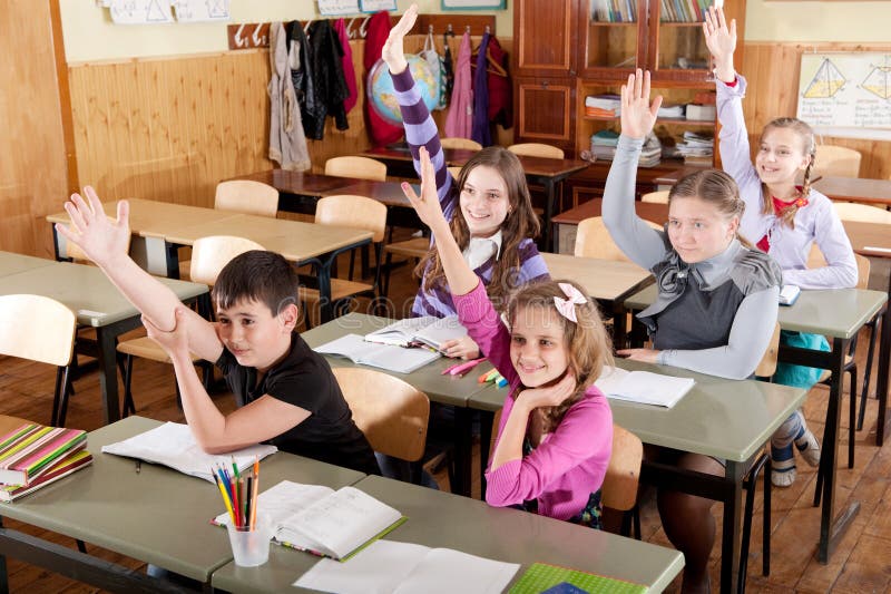 Schoolkinderen Die Handen Opheffen Stock Afbeelding - Image of ...
