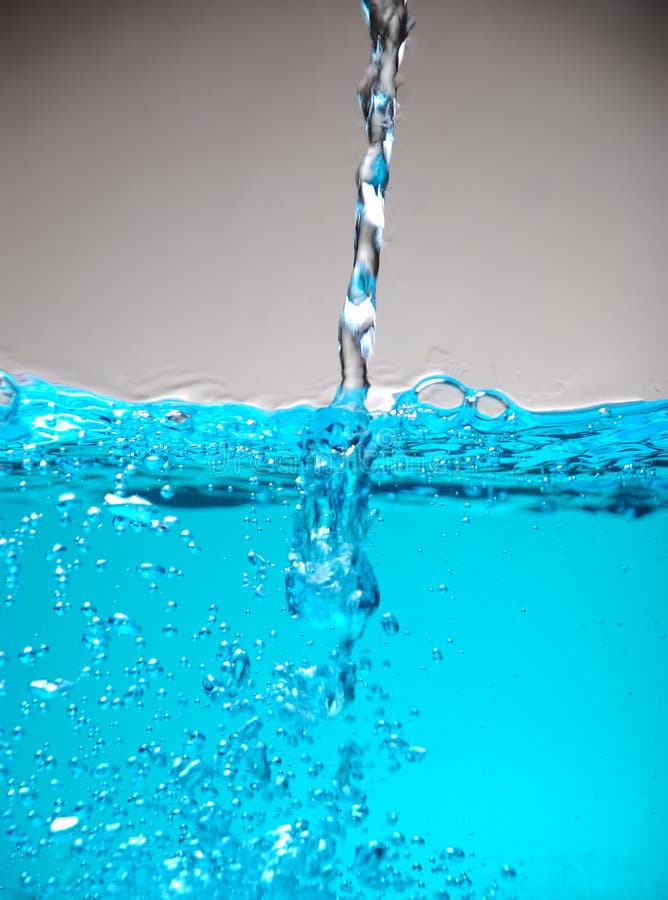 Het Schone Water En Het Water Borrelen in Blauw Stock Afbeelding ...