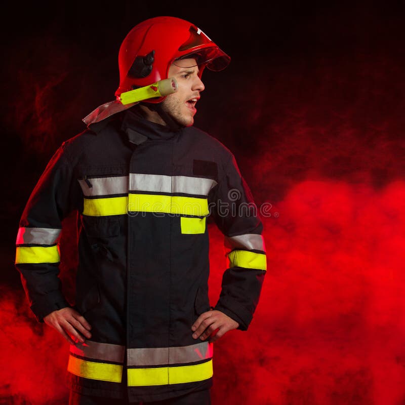 Schreeuwende brandweerman. stock foto. Image of raad - 38397608