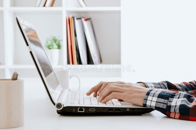 Schreiben Auf Laptop-Computer Tastatur Stockbild - Bild von schreiben ...