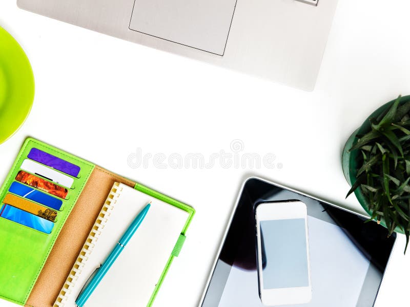 Schreibtisch Mit Laptop-Computer, Tabletten-PC, Planer, Stift Stockbild ...