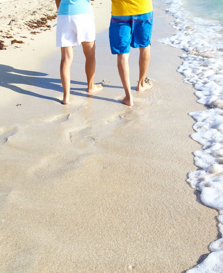 Schritte auf dem Strand. stockbild. Bild von ozean, mann - 35582417