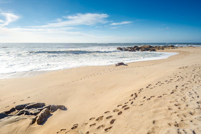 Schritte Von Schritten Auf Dem Strand Stockfoto - Bild von reise ...