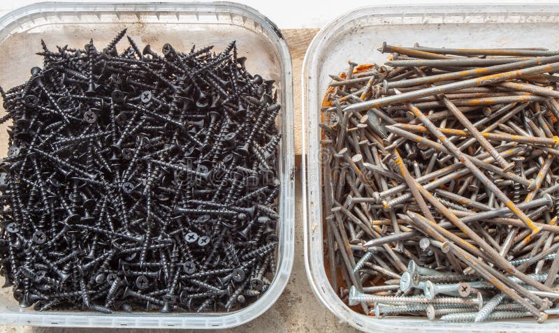 De Schroef En De Spijkers Zijn in Witte Plastic Organisatordozen in ...