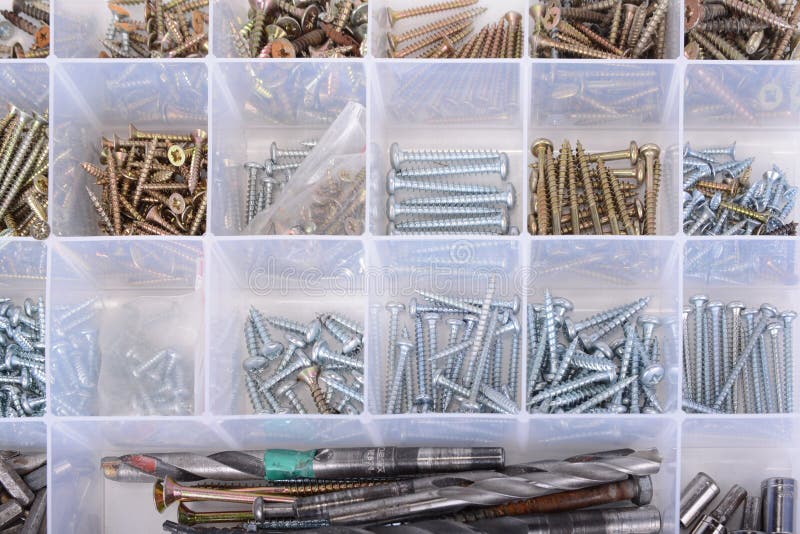 Schroeven in De Doos Met Schroevedraaier En Buigtang in Het Wit Stock ...