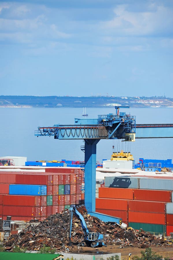 Schroot, Container En Kraan in Haven Stock Afbeelding - Image of ijzer ...