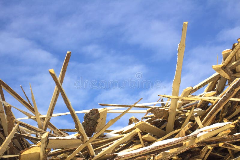 Schroot in De Vervaardiging Van Hout Tegen De Hemel Stock Afbeelding ...
