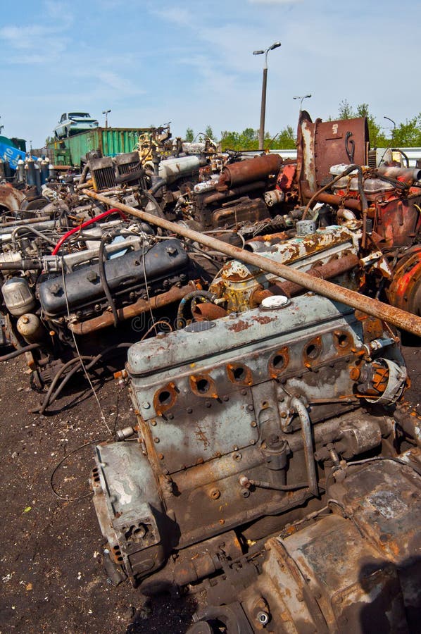 Schroot Met Oude Motoren Op Schroothoop Stock Foto - Image of recycleer ...