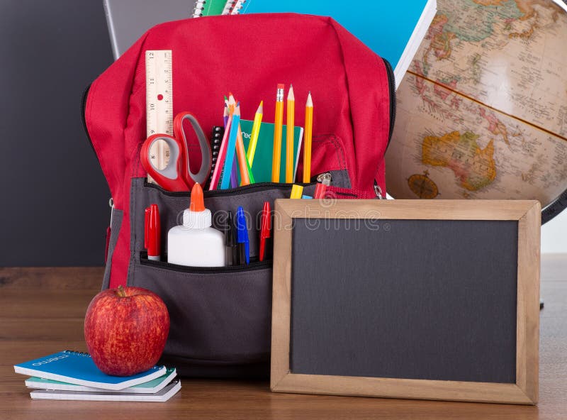 Schulbedarf in Einem Bookbag Und in Einer Leeren Tafel Stockbild - Bild ...