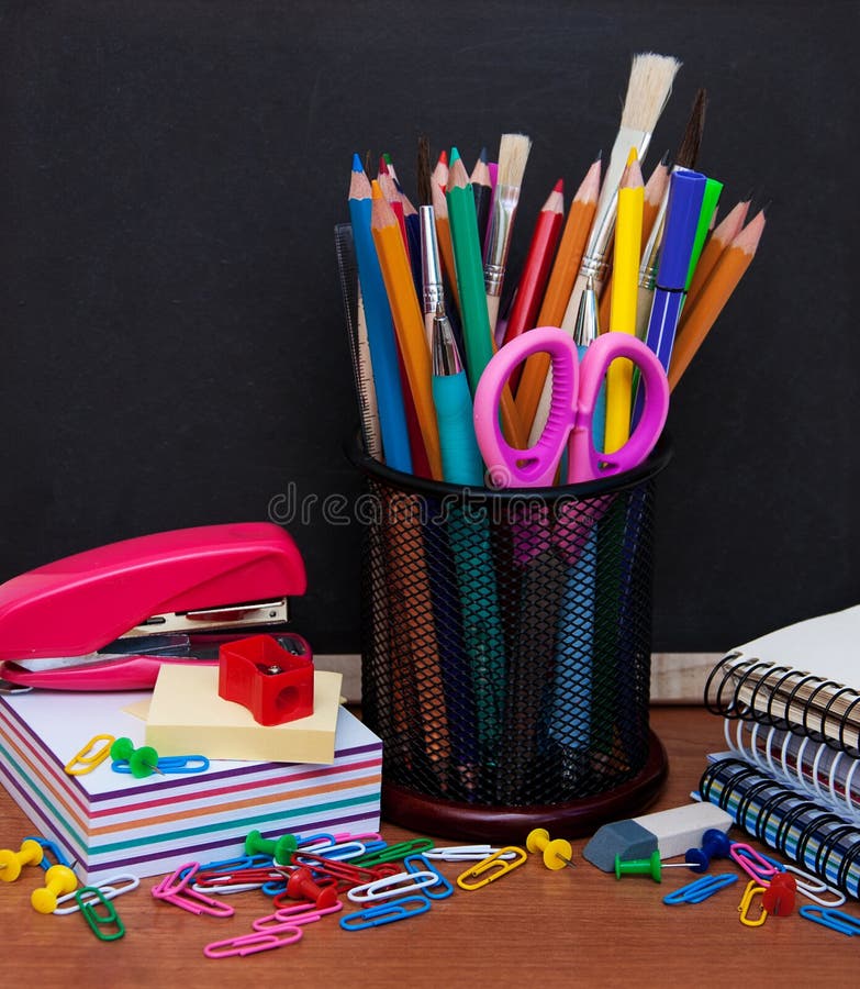 Schulbedarf und Tafel stockfoto. Bild von ausrüstung - 57081646