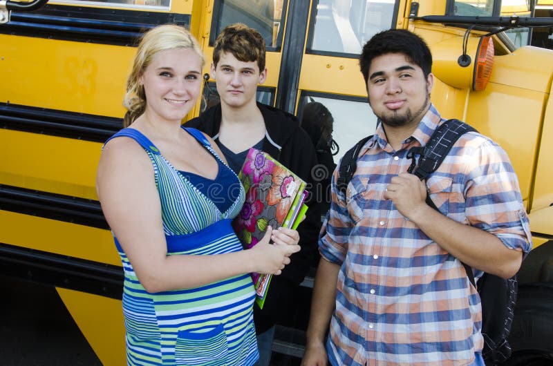 Schulkinder, Die Vor Dem Bus Stehen Stockbild - Bild von transport ...