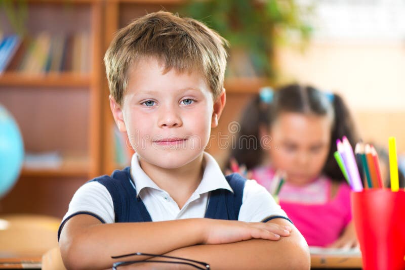 Schulkinder Im Klassenzimmer an Der Schule Stockfoto - Bild von pupille ...