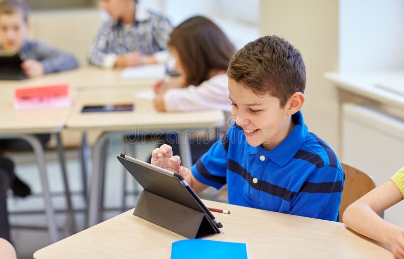 Gruppe Von Kindern Mit Lehrer Und Tablet-PC in Der Schule Stockfoto ...