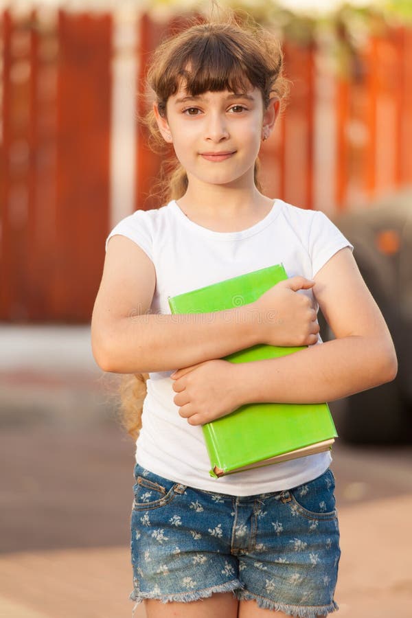 Zwei Nette Kleine Schulmädchen Zeichnen Stockfoto - Bild von blau ...