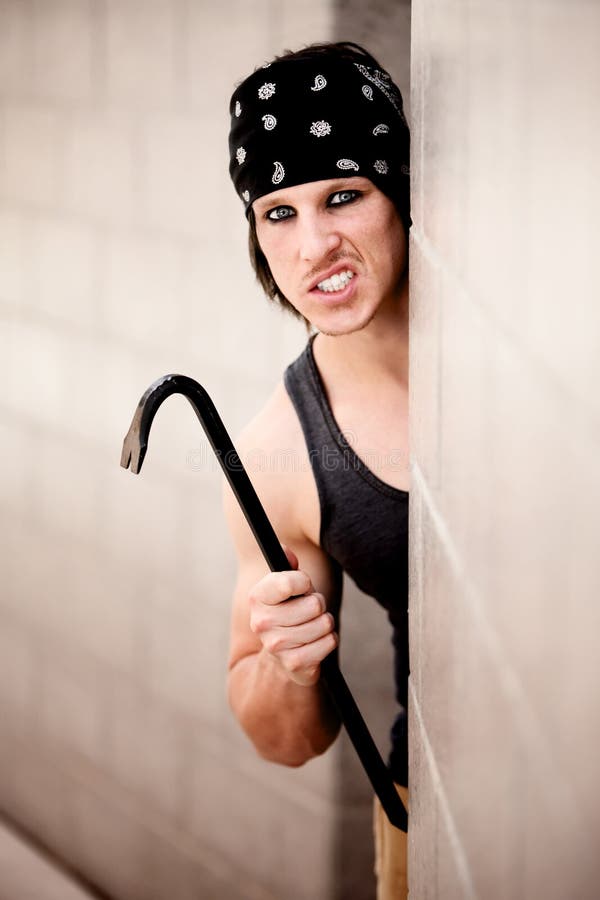 Schurke, Der Um Eine Ecke Sich Versteckt Stockfoto - Bild von furchtsam ...