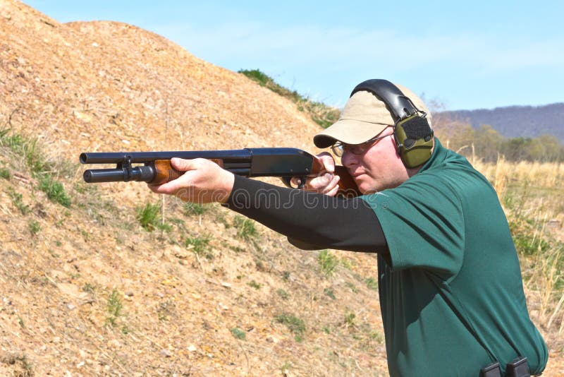 Schutter die in Gras ligt stock afbeelding. Image of automatisch - 2448339