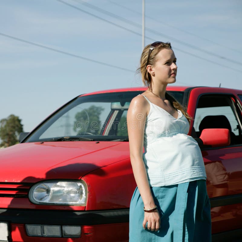 Schwangere Frau vor Auto stockbild. Bild von frau, mädchen - 4746583